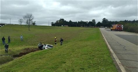 Motorista morre após perder controle da direção e carro cair em