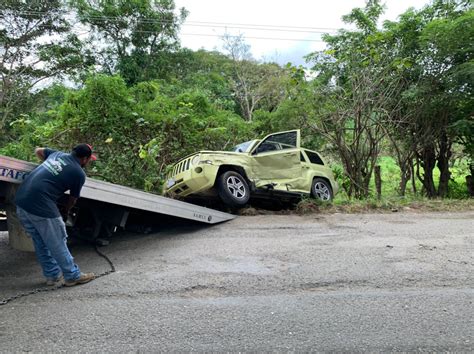 Tráiler choca con camioneta y la hace volcar en Ometepec El Faro de