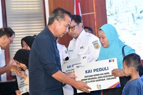 Bey Machmudin Serahkan Santunan Korban Kecelakaan Kereta Api Di