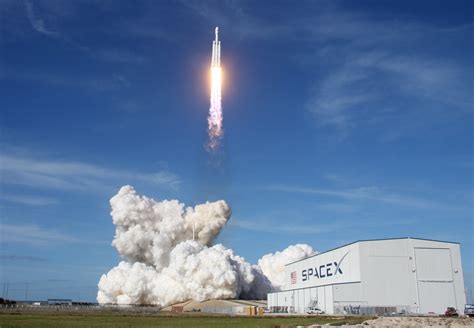 Spacex S Falcon Heavy Rocket Soars In Debut Test Launch From Florida
