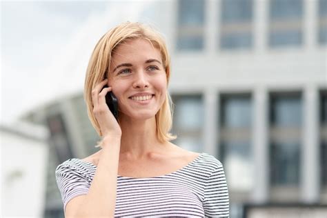 Smiley mulher adulta falando ao telefone Foto Grátis