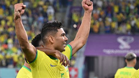 Casemiro comemora gol da classificação do Brasil às oitavas da Copa do