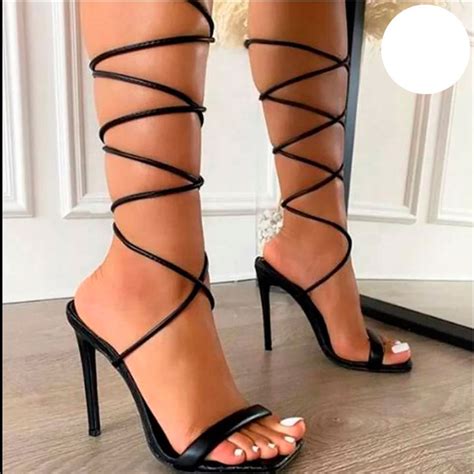 Sandalias de tacón aguja con tiras cruzas sobre las piernas Botines