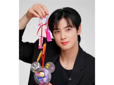 ASTRO Cha Eun Woo dulce y dulce encanto como un caramelo Detrás de