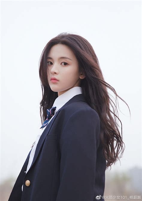 杨超越留波浪卷发上演制服杀 清新甜美化身学院风女孩