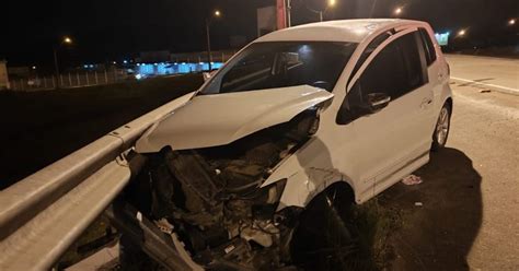 Mulher fica ferida após colisão entre dois carros na Antônio Heil em