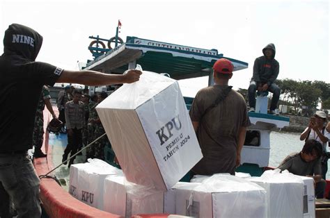 Distribusi Logistik Pemilu Ke Pulau Aceh