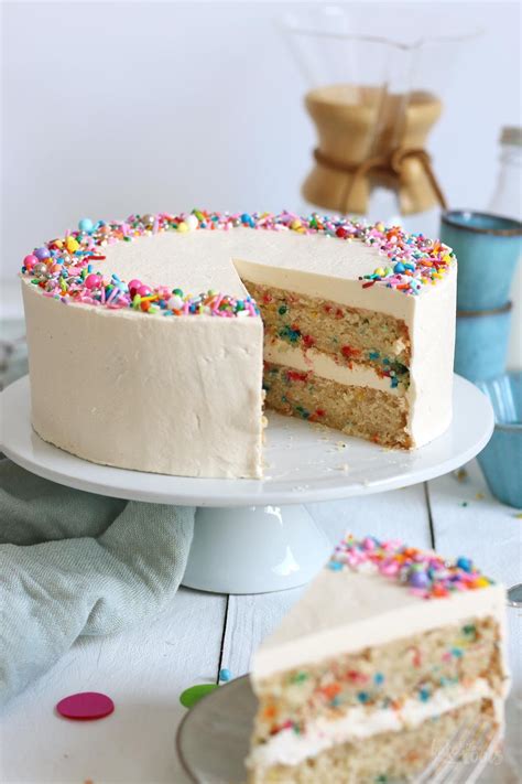 Einfacher Veganer Funfetti Kuchen Mit Veganer Buttercreme Bake To The