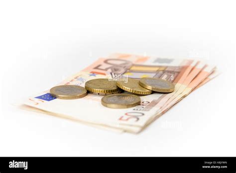 Stapel von Euro Banknoten und Münzen isoliert 50 Euro Banknoten