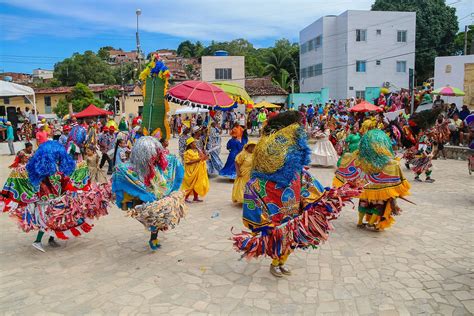 Maracatu rural é estrela do Carnaval no interior de Pernambuco