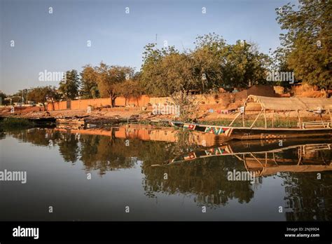 Des Bateaux Sont Vus Sur La Rive Du Fleuve Niger Niamey Niger Un