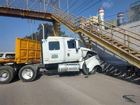 Video Tráiler invade carril contrario y provoca aparatoso accidente en