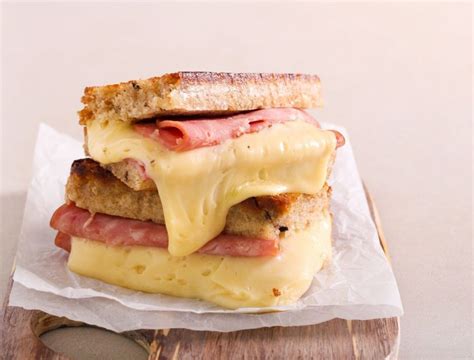 Misto quente assado no forno receita diferente e fácil que leva apenas
