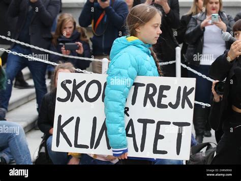 La activista climática sueca Greta Thunberg asiste a un mitin en el
