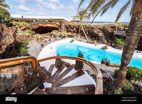 Grotte étonnante piscine auditorium naturel lac salé conçu par Cesar