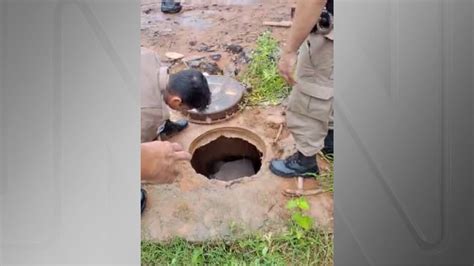 Vídeo suspeito de liderar facção criminosa é preso dentro de bueiro em