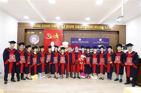 Trường Đại học Sư phạm Kỹ thuật Vinh trao bằng tốt nghiệp cho tân cử