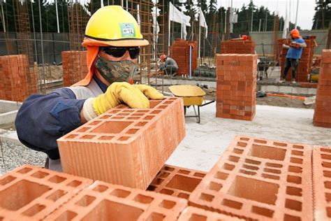Cámara Chilena de la Construcción acusa escasez de mano de obra en la