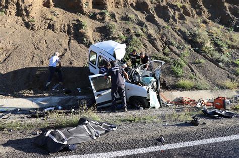 Erzurum da katliam gibi kaza Ambulansla araç kafa kafaya çarpıştı 4