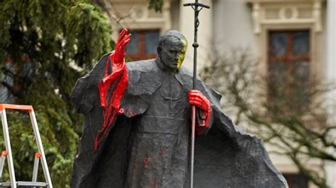 Pomnik Jana Pawła II w Łodzi oblany farbą 25 latkowi grozi więzienie