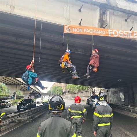 Roma Attivisti Di Ultima Generazione Si Improvvisano Acrobati Si