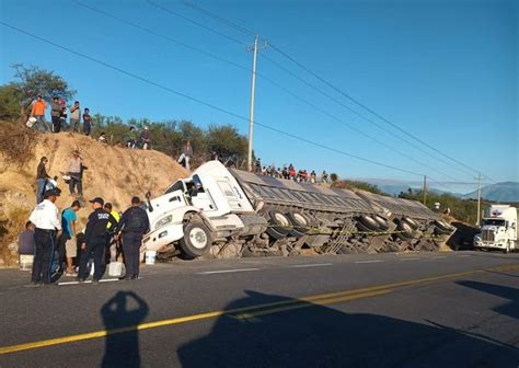Tráiler doble remolque vuelca en tura Jaumave Tula La Verdad