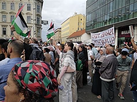 Aufgeheizte Stimmung auf Palästina Demo in Wien mit Attacken auf Israel