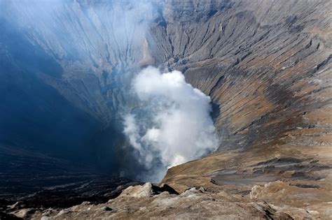 Cratera de um vulcão ativo bromo na ilha de java da indonésia Foto