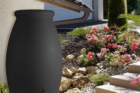 Discret et design ce récupérateur d eau de pluie de 500 L a la forme d