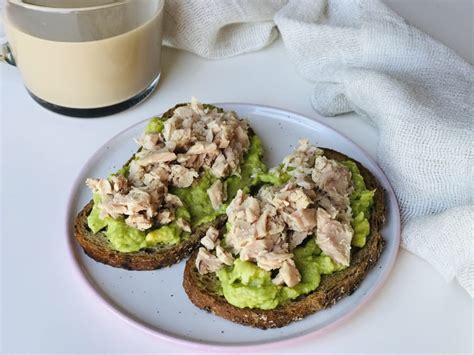 Desayuno Ligero de Tostada de Atún y Aguacate Receta ekilu