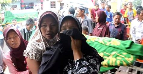 Isak Tangis Iringi Pemakaman 6 Korban Tewas Kecelakaan Maut Tol Cipali