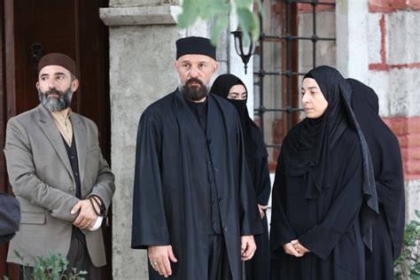Kızıl Goncalar 21 Bölümde Cüneyd kimlik karmaşası yaşadı Zeynep Mira