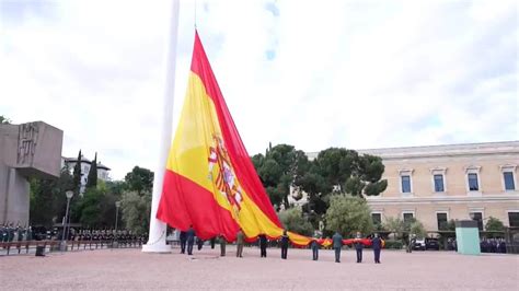 Almeida preside el izado de la bandera en Colón por la festividad de