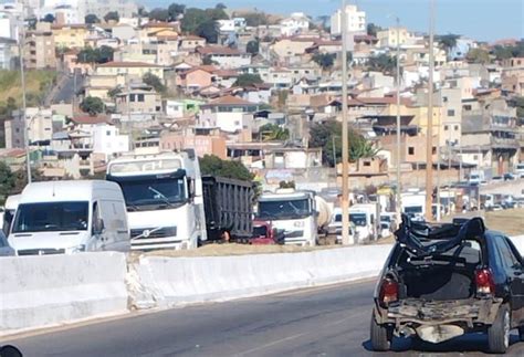 Acidente entre carro e moto deixa homem ferido e complica trânsito no