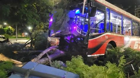 Impactante Choque Entre Dos Colectivos En La Av 9 De Julio Hubo 7 Heridos