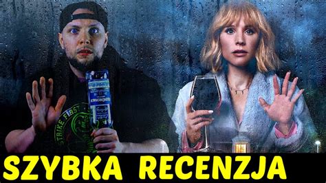 Kobieta Z Domu Naprzeciwko Dziewczyny W Oknie Netflix