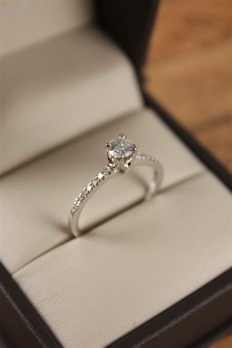 Venta significado de soñar anillo de compromiso en stock