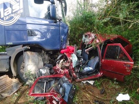 G1 Mulher morre e dois ficam feridos em colisão entre carro e
