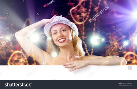 Nude Girl Standing Behind White Blank стоковая фотография редактировать 202085620