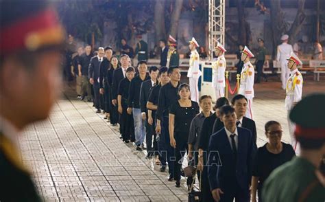 Hàng vạn người dân xếp hàng trong đêm vào viếng Tổng Bí thư Nguyễn Phú