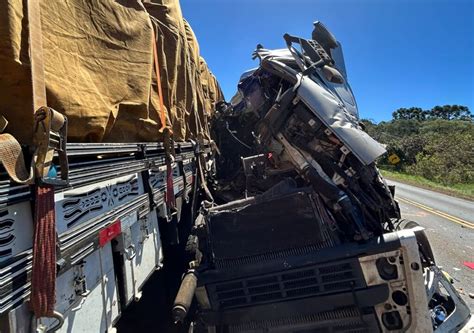 Acidente Entre Dois Caminh Es Deixa Feridos Graves Na Pr Em