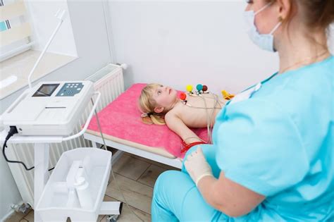El niño está haciendo un electrocardiograma del corazón el diagnóstico