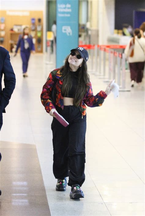 Abatida mas sorridente Larissa Manoela faz primeira aparição após