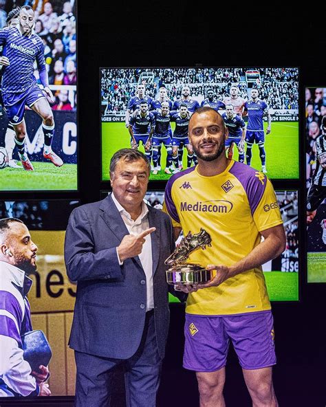 Arthur Cabral de saída da Fiorentina recebe chuteira de ouro por