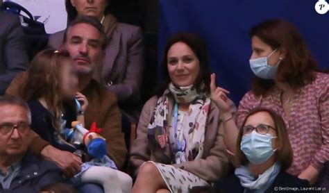 Jean Dujardin Nathalie Péchalat et leur fille Jeanne assistent au