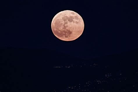 Stasera lo spettacolo della superLuna Sarà più grande luminosa e vicina