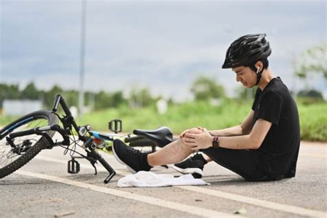 Sente dor ao pedalar Veja as lesões nos joelhos que mais afetam