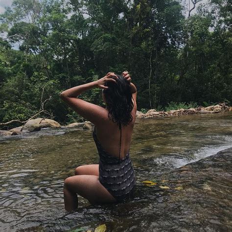 Bia Bonemer curte último dia do ano em cachoeira Celebridades Vogue