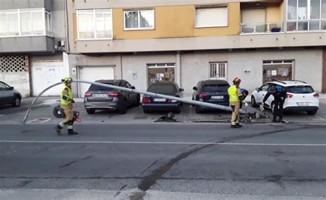Un coche tira una farola en Vilagarcía y se da a la fuga