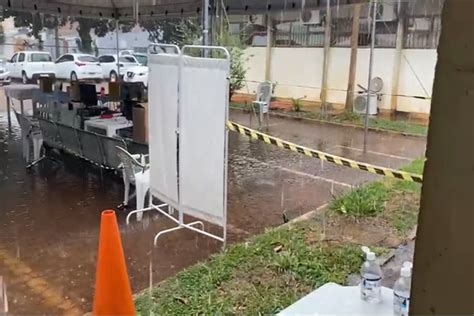 Vídeos chuva forte alaga posto de vacinação contra Covid no DF